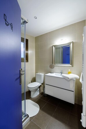 Apartamento, 2 quartos | Casa de banho | Um polibã, um secador de cabelo, toalhas fornecidas 