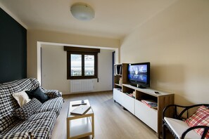 Apartamento, 2 quartos | Sala | TV de ecrã plano 