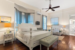 Quarto Romântico, 1 cama king-size | Com decoração personalizada, com mobília individualizada, secretária 