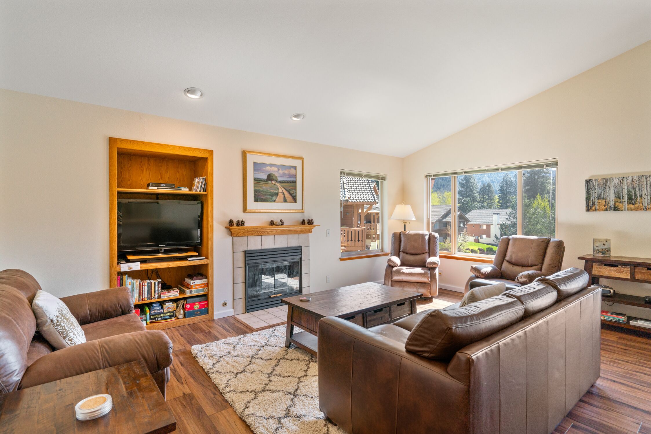 Walk To Town + Mountain & Golf View + Hot Tub And Seasonal Pool + Top Floor - Leavenworth, WA