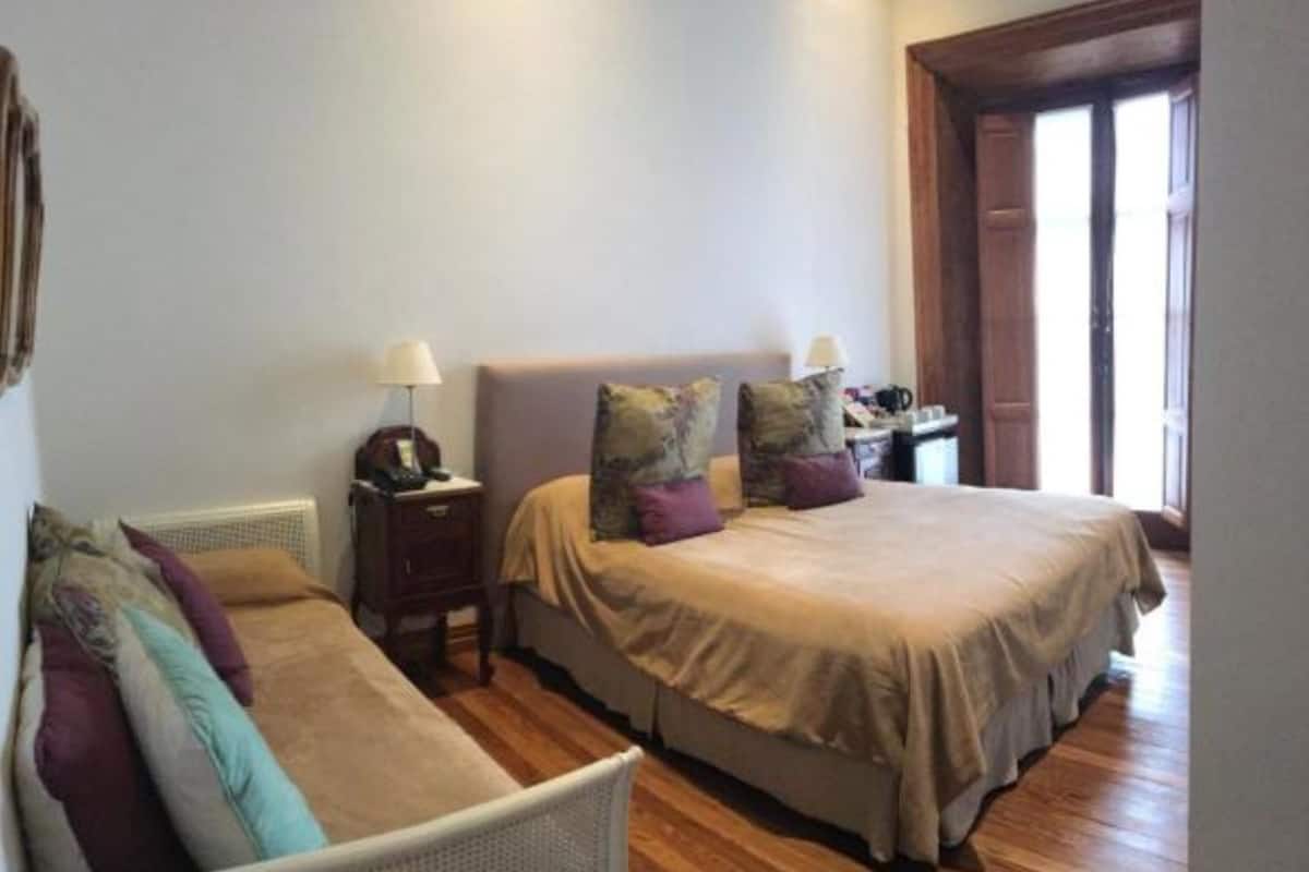 Quarto triplo standard, várias camas, vista para o jardim | Frigobar, Wi-Fi de cortesia, roupa de cama