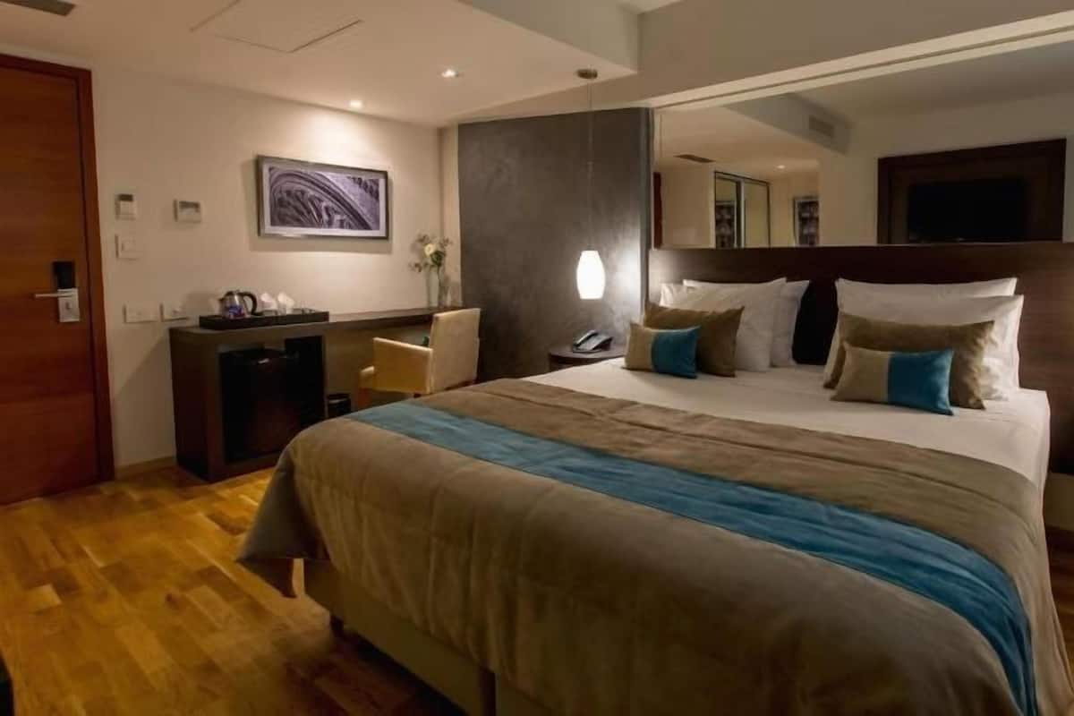 Roupa de alta qualidade, minibar, cofre no quarto, secretária