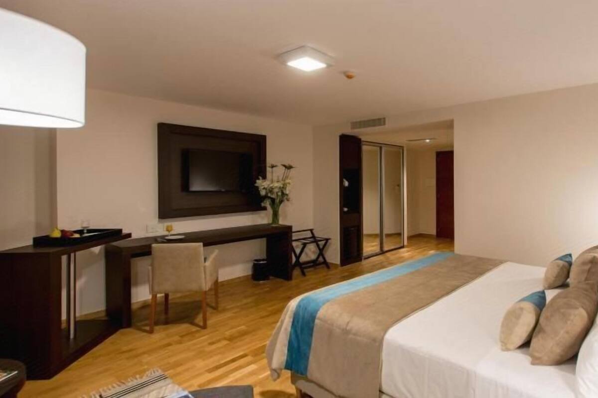 Roupa de alta qualidade, minibar, cofre no quarto, secretária