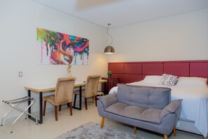 Quarto Duplo Premium | Minibar, secretária, cortinas/cortinados opacos, ferro/tábua de engomar 