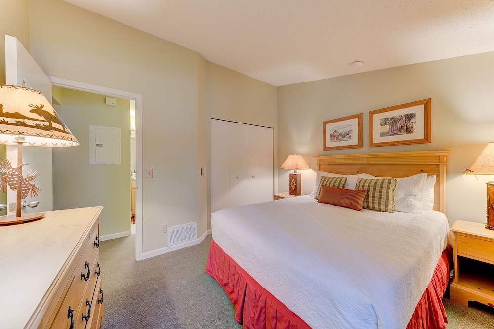 ☀ Cozy Country Lakeside Condo - Elk Rapids, MI