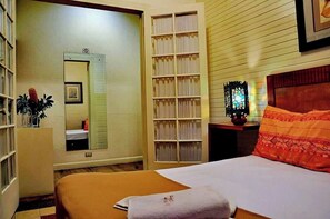 Quarto casal standard, 1 cama de casal | Cofres nos quartos, escrivaninha, ferros/tábuas de passar roupa