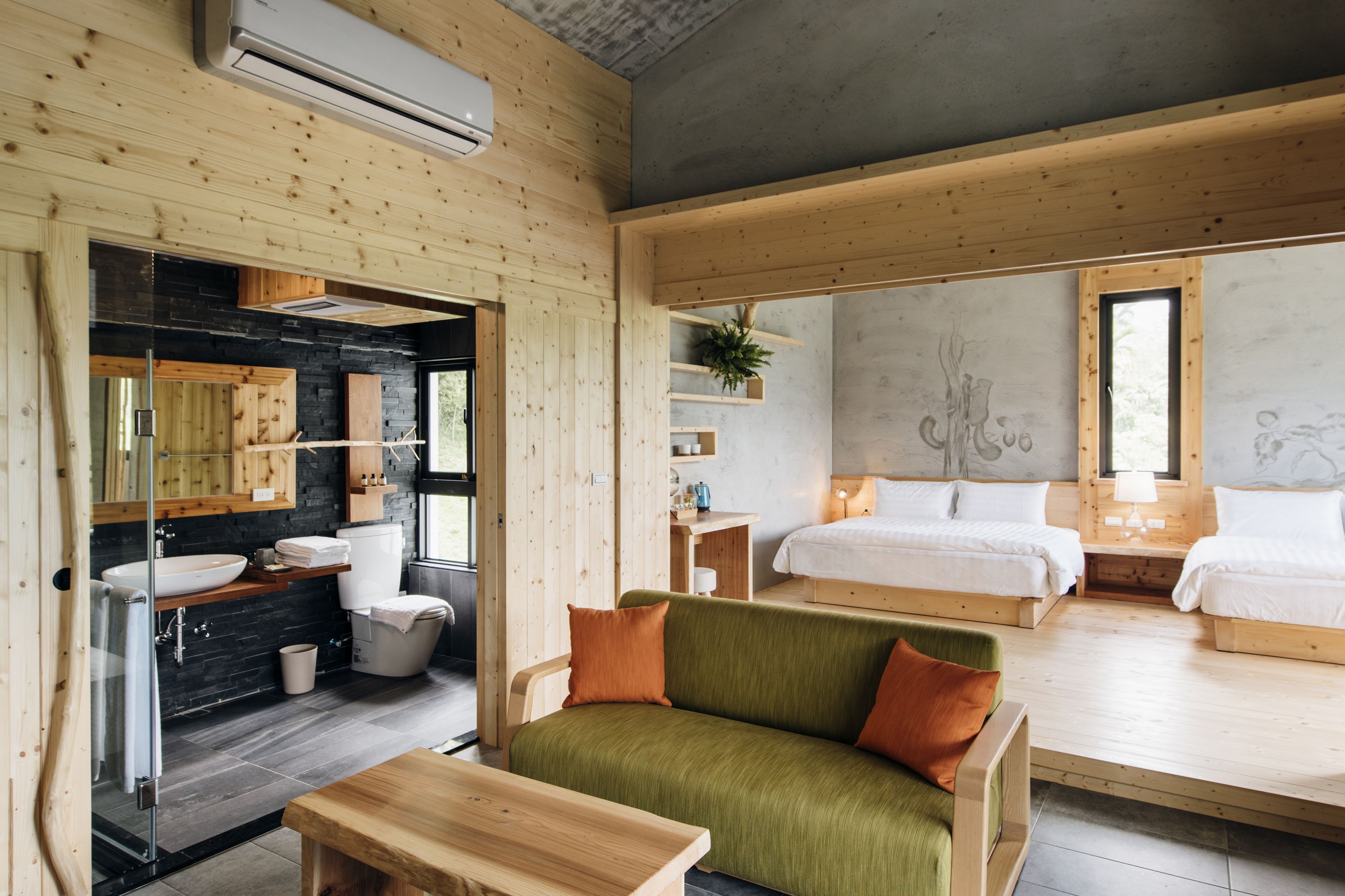 Quarto quádruplo conforto | Frigobar (abastecido com itens grátis), individualmente decorados