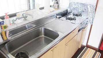 Apartamento, 2 quartos, para não fumantes | Cozinha privada | Geladeira, micro-ondas, cooktop, torradeira