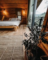 Casa na árvore luxo | Roupas de cama premium, cortinas blackout, Wi-Fi de cortesia