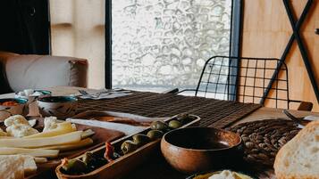 Café da manhã e jantar, culinária local