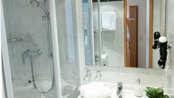 Quarto Individual Básico, acessível, casa de banho privativa | Casa de banho