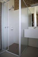 Quarto casal | Banheiro | Chuveiro, produtos de toalete grátis, secador de cabelo 