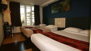 Quarto família | Ferros/tábuas de passar roupa, Wi-Fi de cortesia