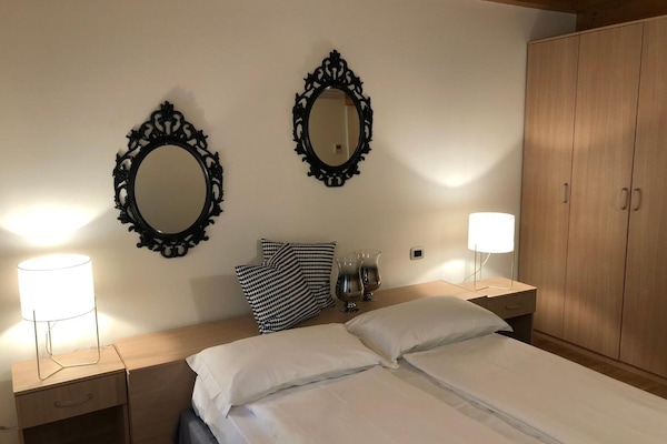 Cofre no quarto, secretária