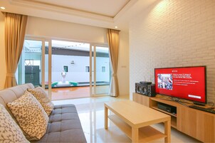 3-Bedroom Villa with Private Pool | Sala | Smart TV 