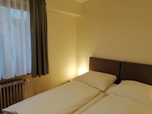 Quarto Duplo Económico, casa de banho privativa | Comodidade do quarto