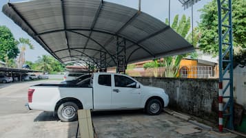 Estacionamento sem assistência (pago) (THB 60 por dia)