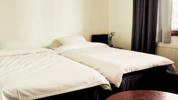Quarto casal básico | Escrivaninha, cortinas blackout, berços (sobretaxa), berço de viagem