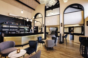 Uma área de bar moderna com balcão, assentos e uma escada.