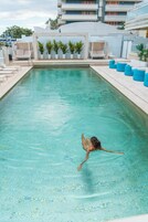 Piscina interna, piscina externa sazonal, espreguiçadeiras