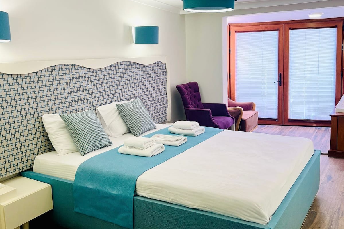 Quarto luxo, terraço, vista para o mar | 1 quarto, quartos à prova de som, Wi-Fi de cortesia, roupa de cama