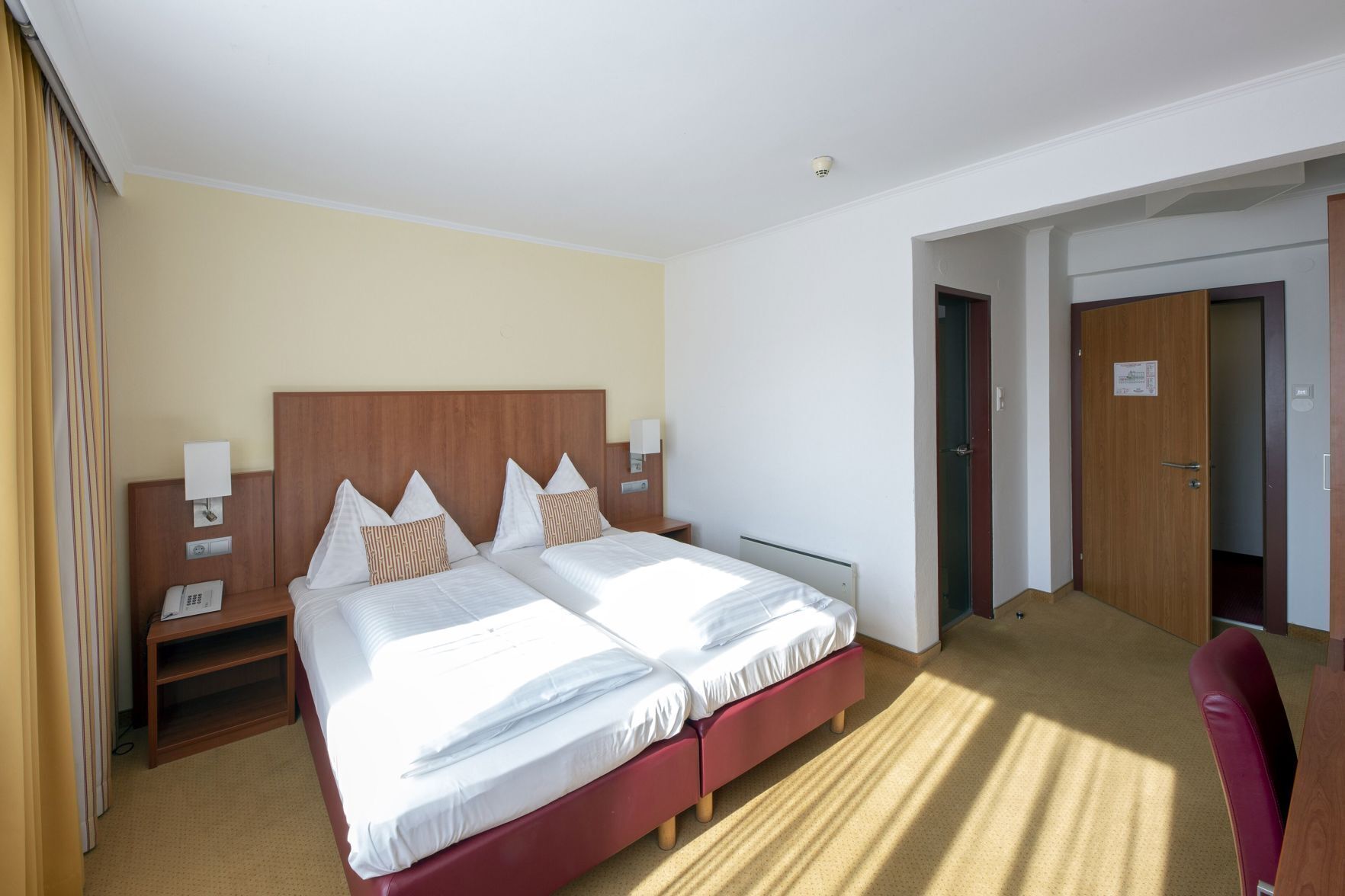 1 quarto, cofres nos quartos, escrivaninha