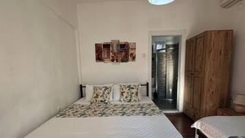Quarto Triplo Nobre | Minibar com produtos grátis, cortinas/cortinados opacos, Wi-fi grátis