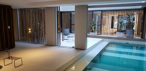 Piscina exterior sazonal, espreguiçadeiras 