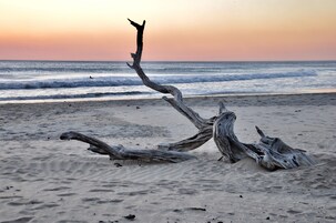 Perto da praia, praia de areia branca, guarda-sóis de praia 