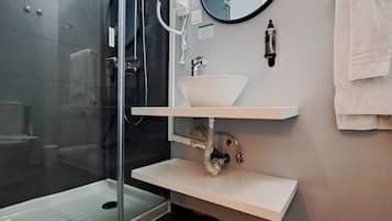 Quarto duplo | Banheiro | Chuveiro, toalhas de banho, sabonete, shampoo