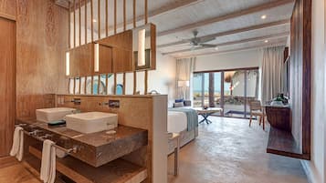 Deluxe Junior Suite Swim Out | Frigobar, cofres nos quartos, cortinas blackout