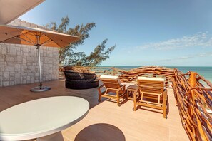 Presidential Ocean Front One Bedroom Suite | Frigobar, cofres nos quartos, cortinas blackout