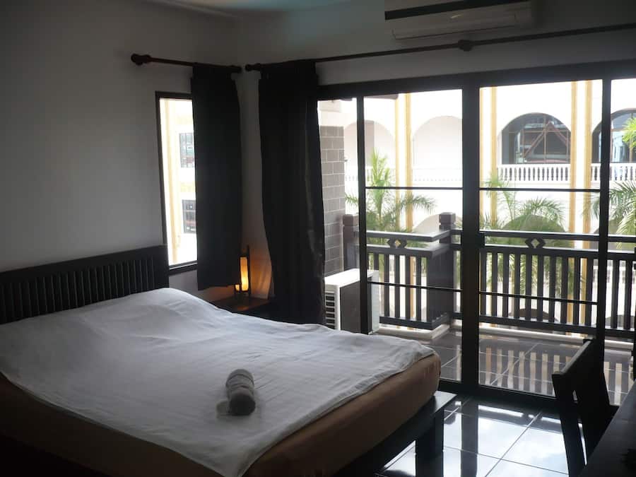 Superior Double Room (Front Side) | Secretária, cortinas/cortinados opacos, Wi-fi grátis