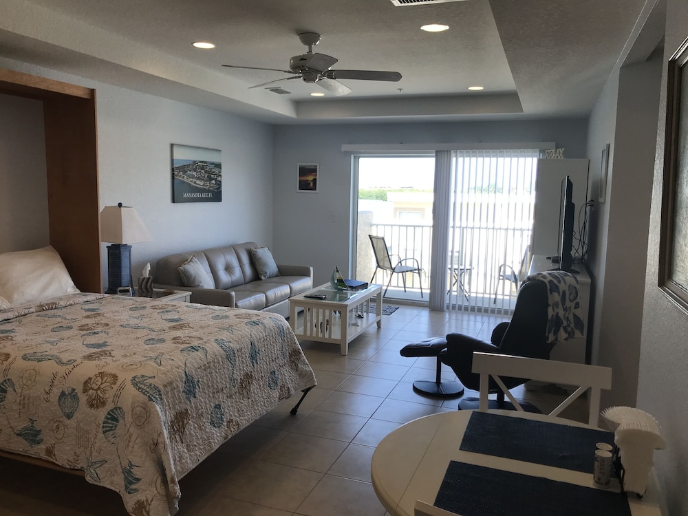 King Studio W/ Bay Views! Private Beach Access Walking Distance To Everything! - 마나소타 케이