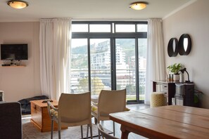 Suite Exclusiva, 1 quarto, varanda, vista para a montanha | Sala | TV de ecrã plano 