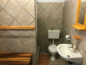 Quarto Duplo ou Twin Deluxe, 2 camas individuais | Casa de banho | Um polibã, toalhas fornecidas 