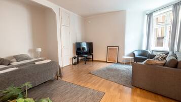 Estúdio superior, 1 cama Queen e sofá-cama, para não fumantes | 1 quarto, quartos à prova de som, ferros/tábuas de passar roupa