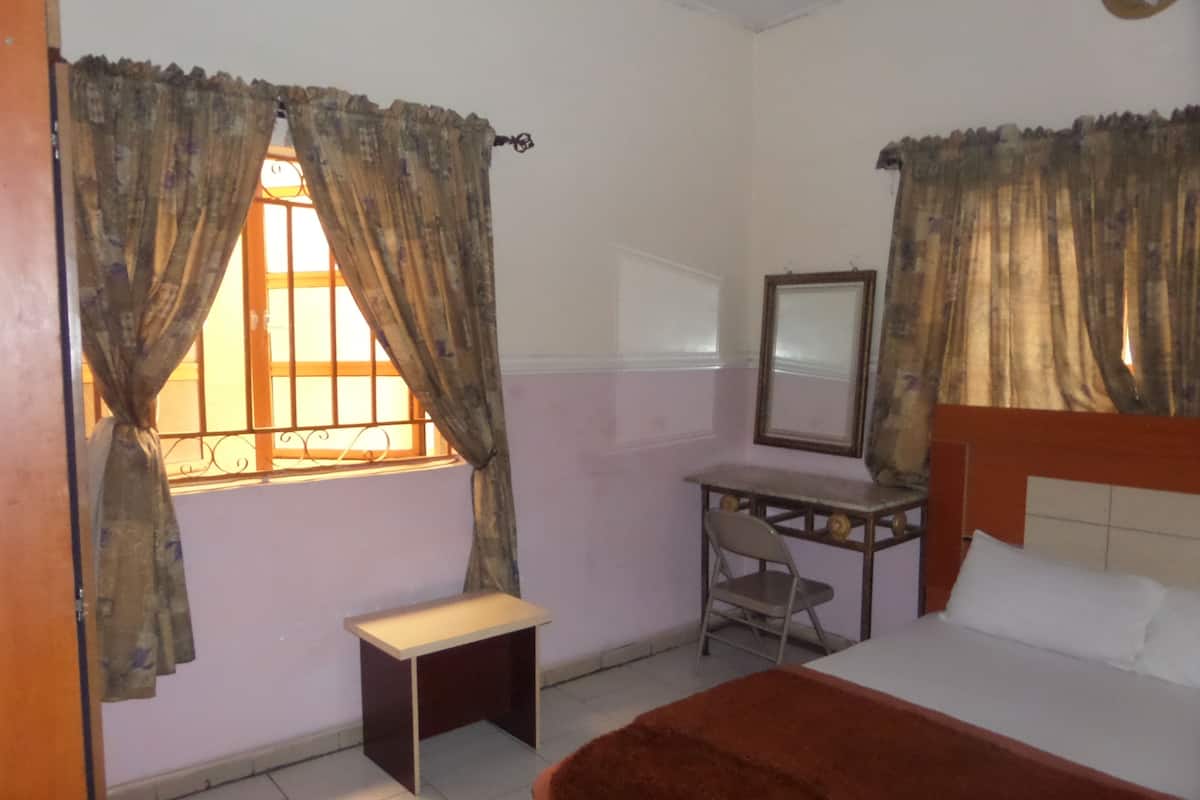 1 quarto, secretária, roupa de cama fornecida