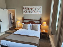 Quarto Duplo | Secretária, cortinas/cortinados opacos, ferro/tábua de engomar 