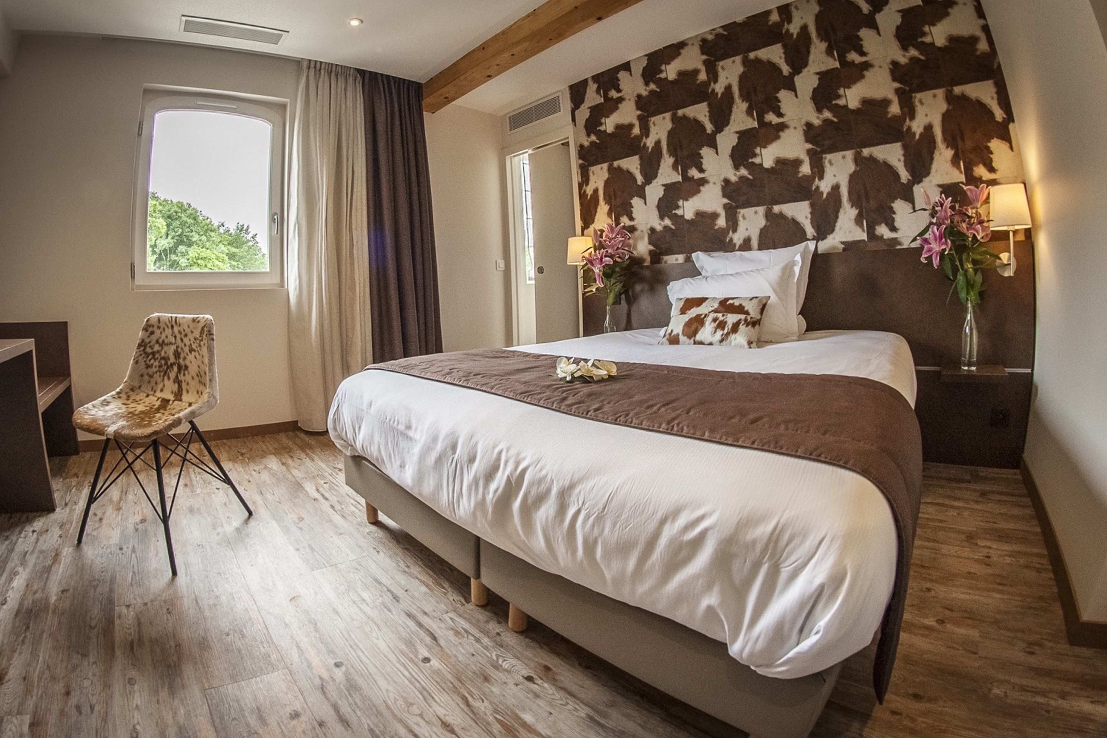 Roupas de cama premium, cofres nos quartos, individualmente decorados