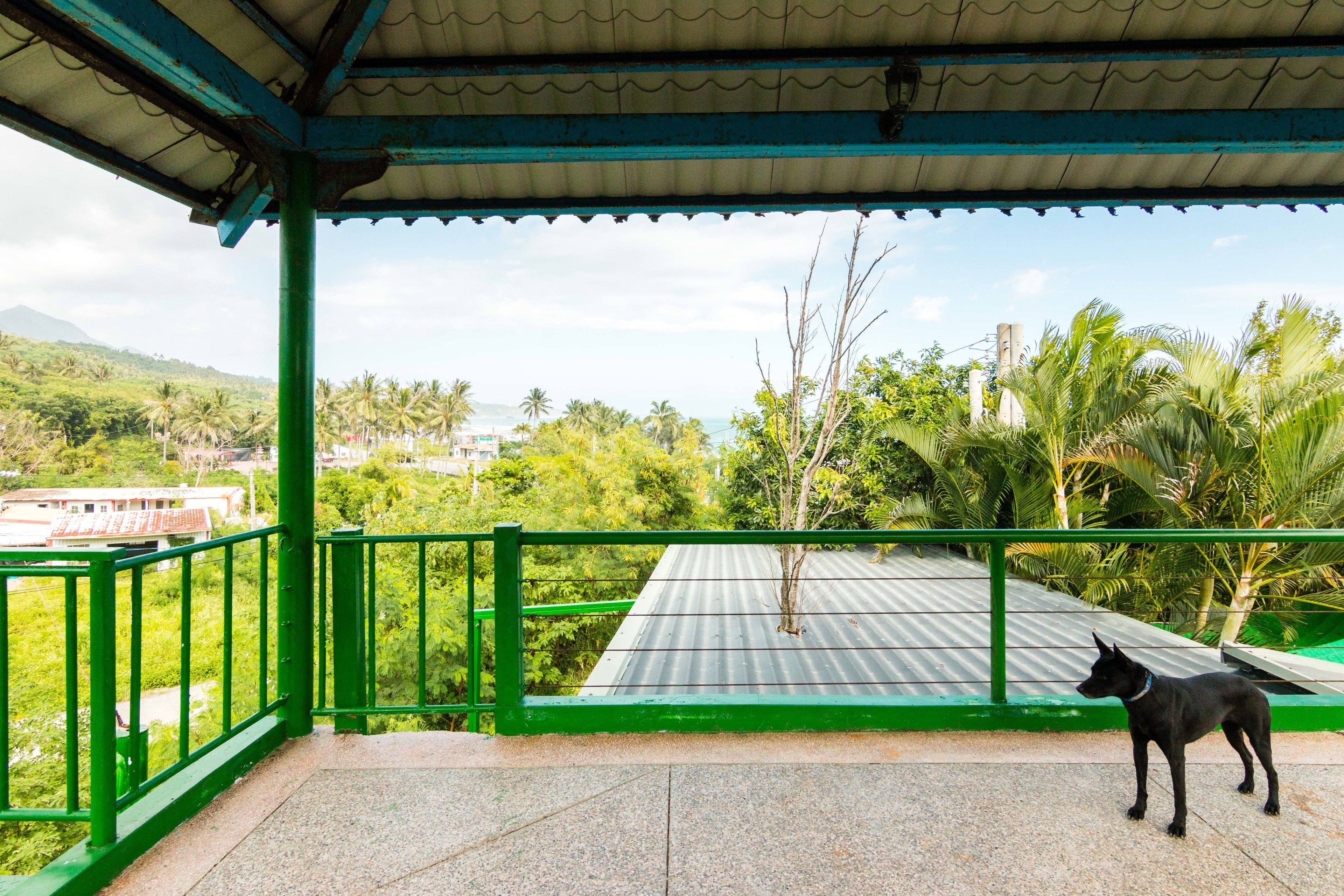 Quarto quádruplo, sacada, vista para o oceano | Escrivaninha, quartos à prova de som