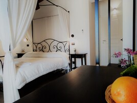 Frigobar, cofres nos quartos, escrivaninha, quartos à prova de som