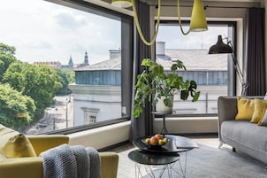 Suite Signature, 1 quarto, cozinha, Vista para a cidade | Sala | TV de ecrã plano