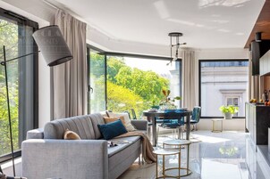 Apartamento premier, 1 quarto, cozinha, vista para a cidade | Sala de estar | TV de tela plana