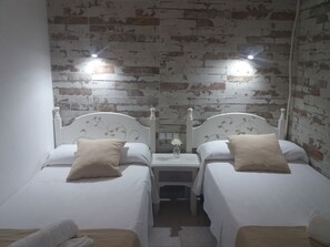 Quarto Duplo ou Twin, casa de banho partilhada | Secretária, Wi-fi grátis 
