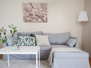 Apartamento Deluxe, várias camas | Sala | Smart TV