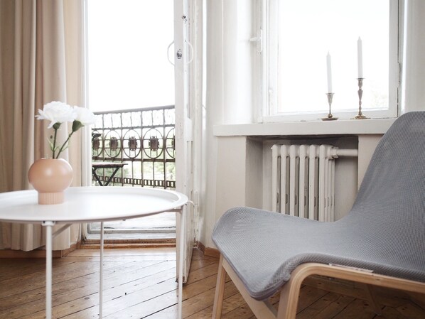 Apartamento Deluxe, várias camas | Sala | Smart TV