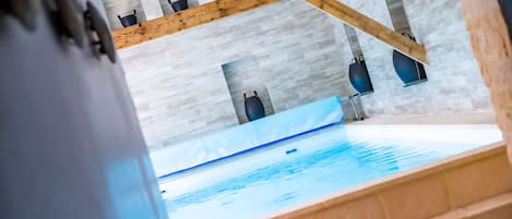 Piscina interna, funciona das 9h30 às 20h, espreguiçadeiras