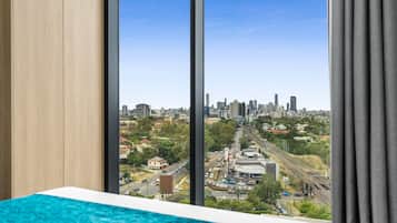 Suite, 1 cama queen-size, frigorífico e micro-ondas, Vista para a cidade | Vista para a cidade
