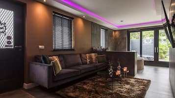Suite de Luxo | Sala de estar | TV de ecrã plano
